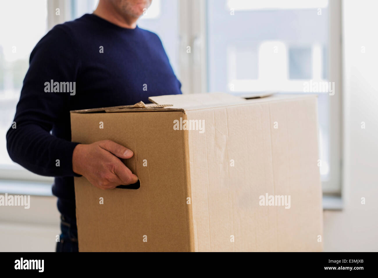 Man carry box hi-res stock photography and images - Alamy