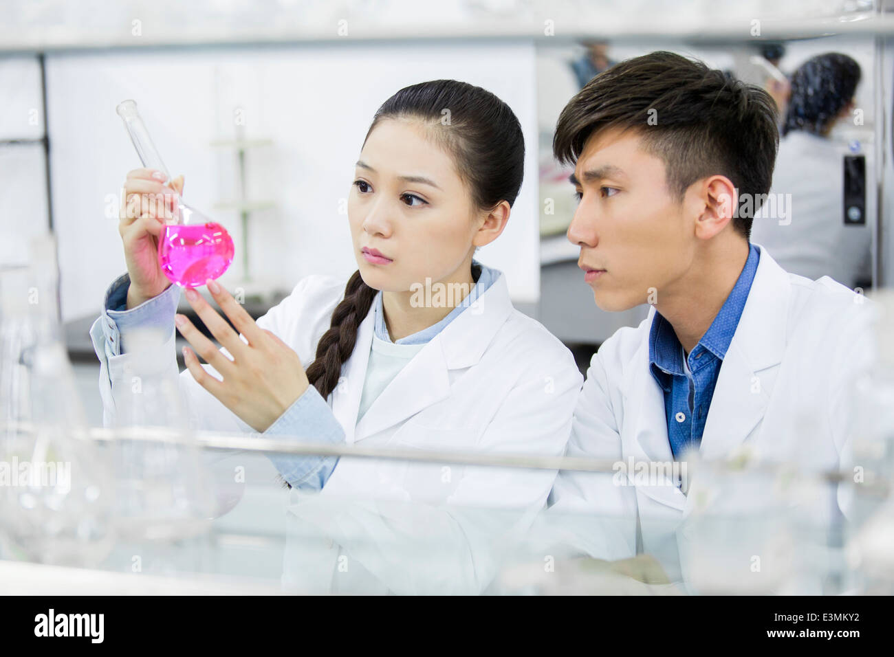 Asian college science lab hi-res stock photography and images - Alamy