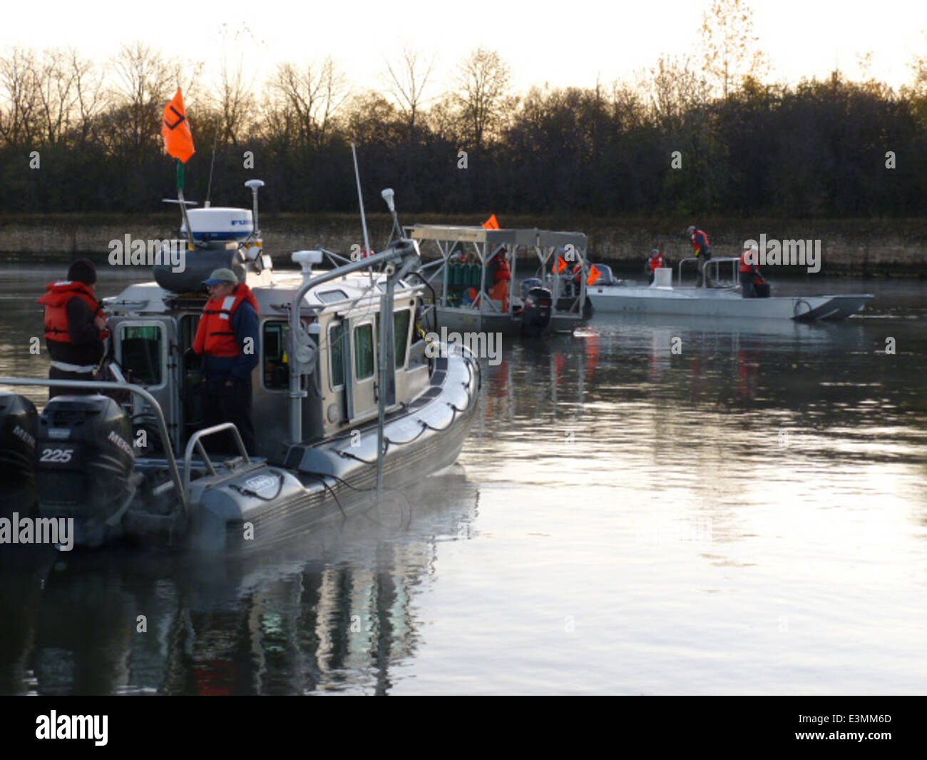 Electric fish barrier hi-res stock photography and images - Alamy