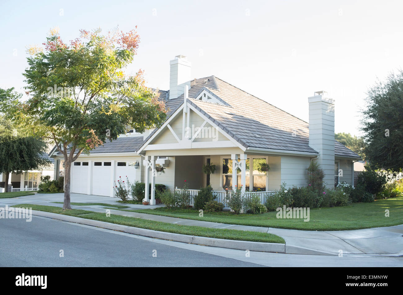 House daytime sunny hi-res stock photography and images - Alamy