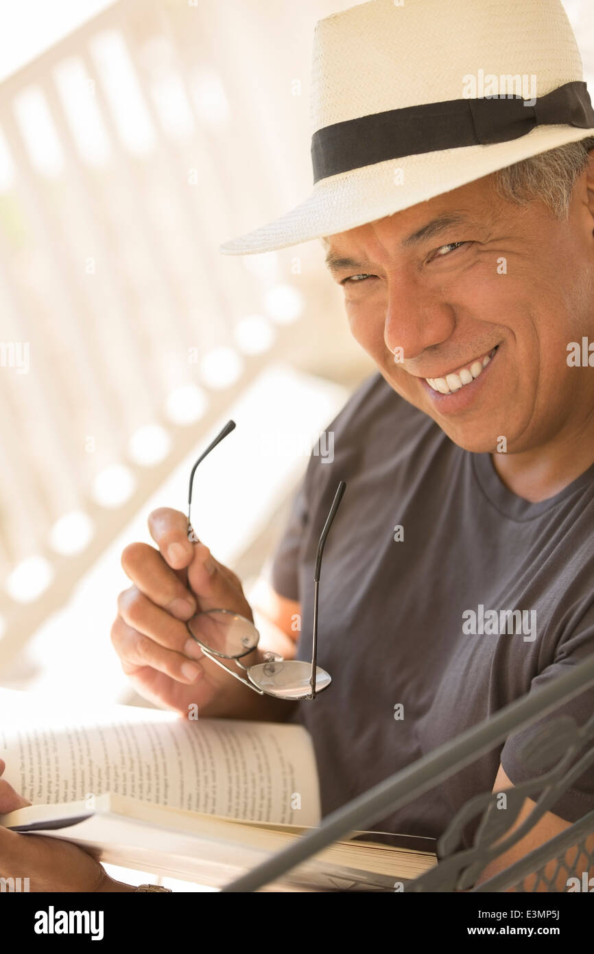 Seated reading gentleman hi-res stock photography and images - Alamy