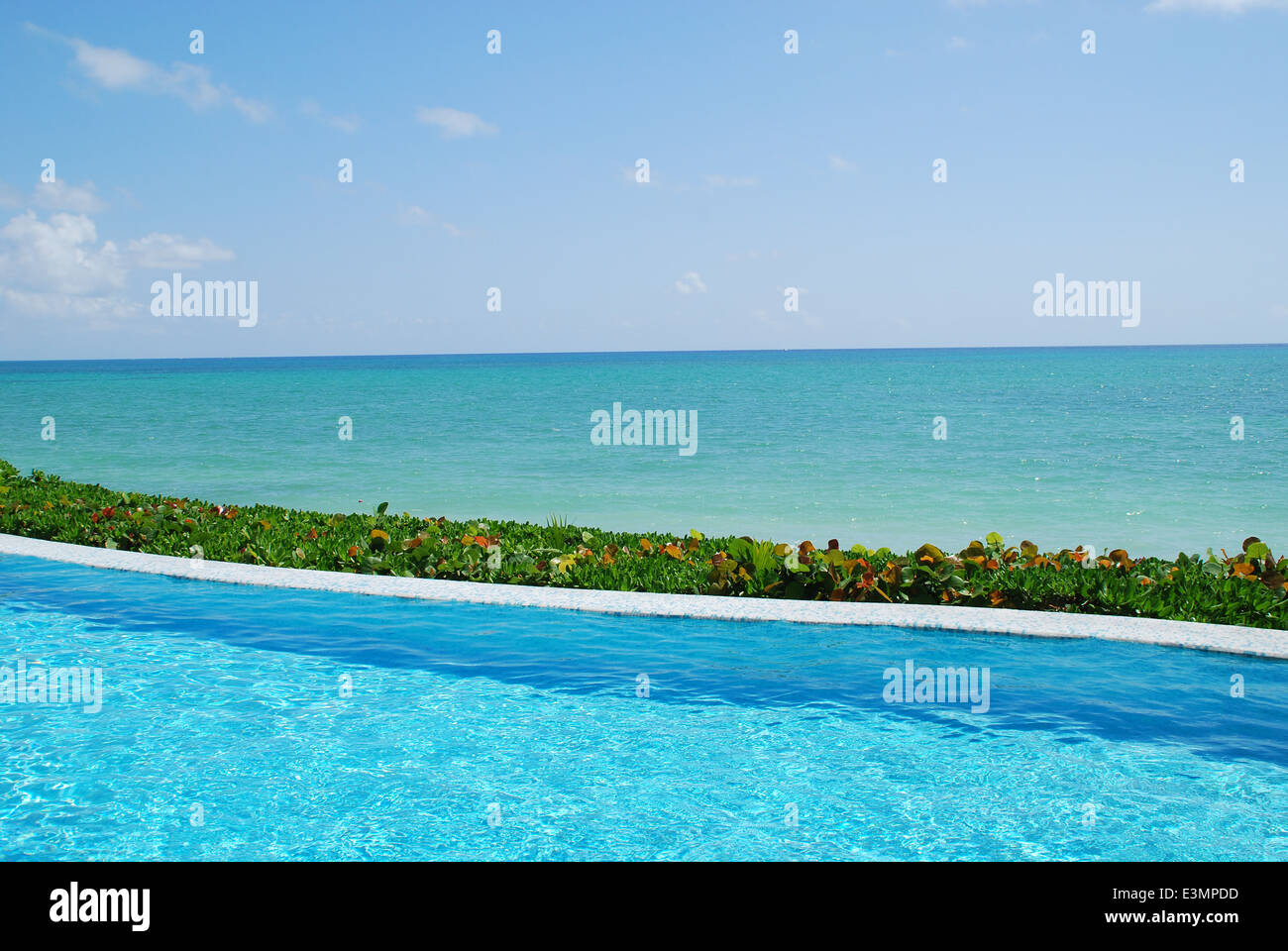 Infinity pool caribbean hi-res stock photography and images - Alamy