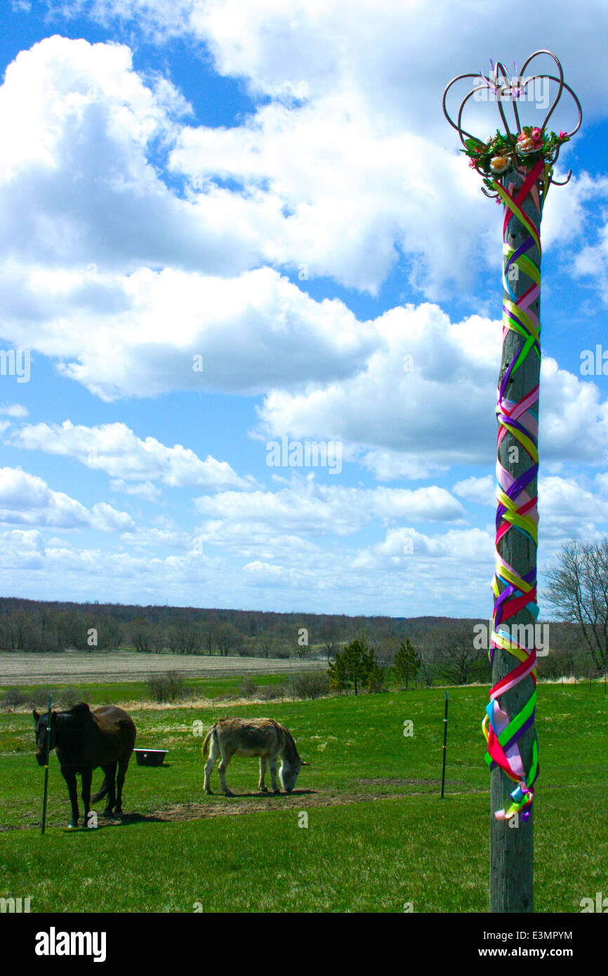 Maypole dancing sweden hi-res stock photography and images - Alamy