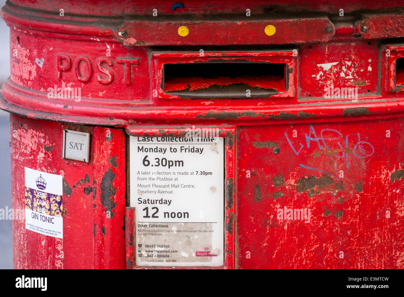 Red post boxes hi-res stock photography and images - Alamy