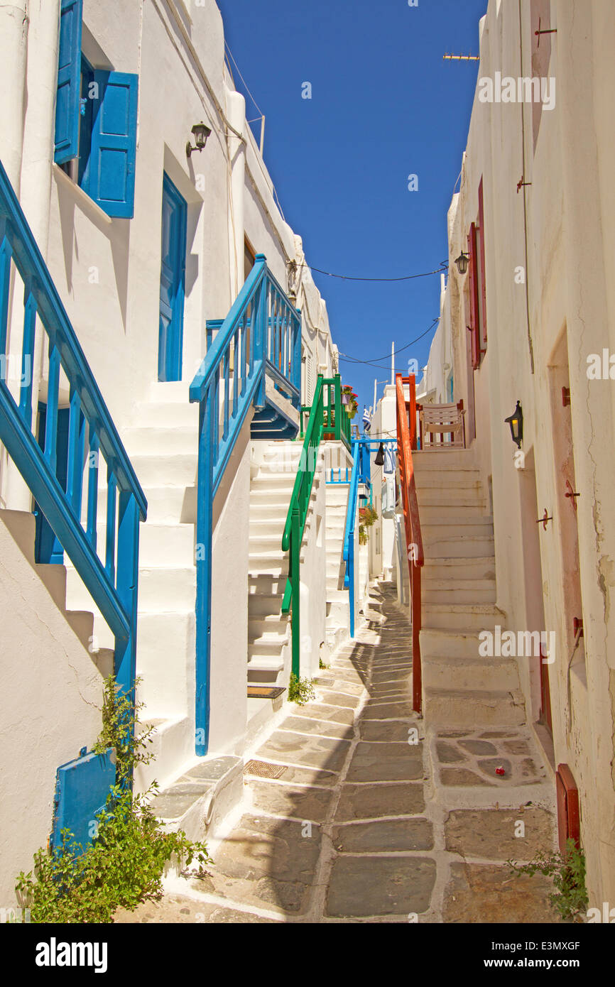Typical white wall with colourful painting and stone road in Mykonos ...