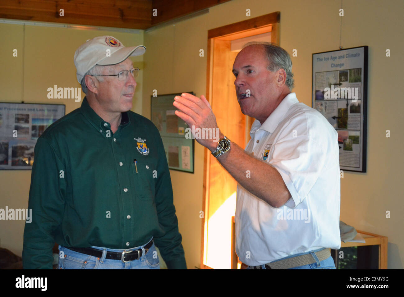 Doi secretary ken salazar hi-res stock photography and images - Alamy