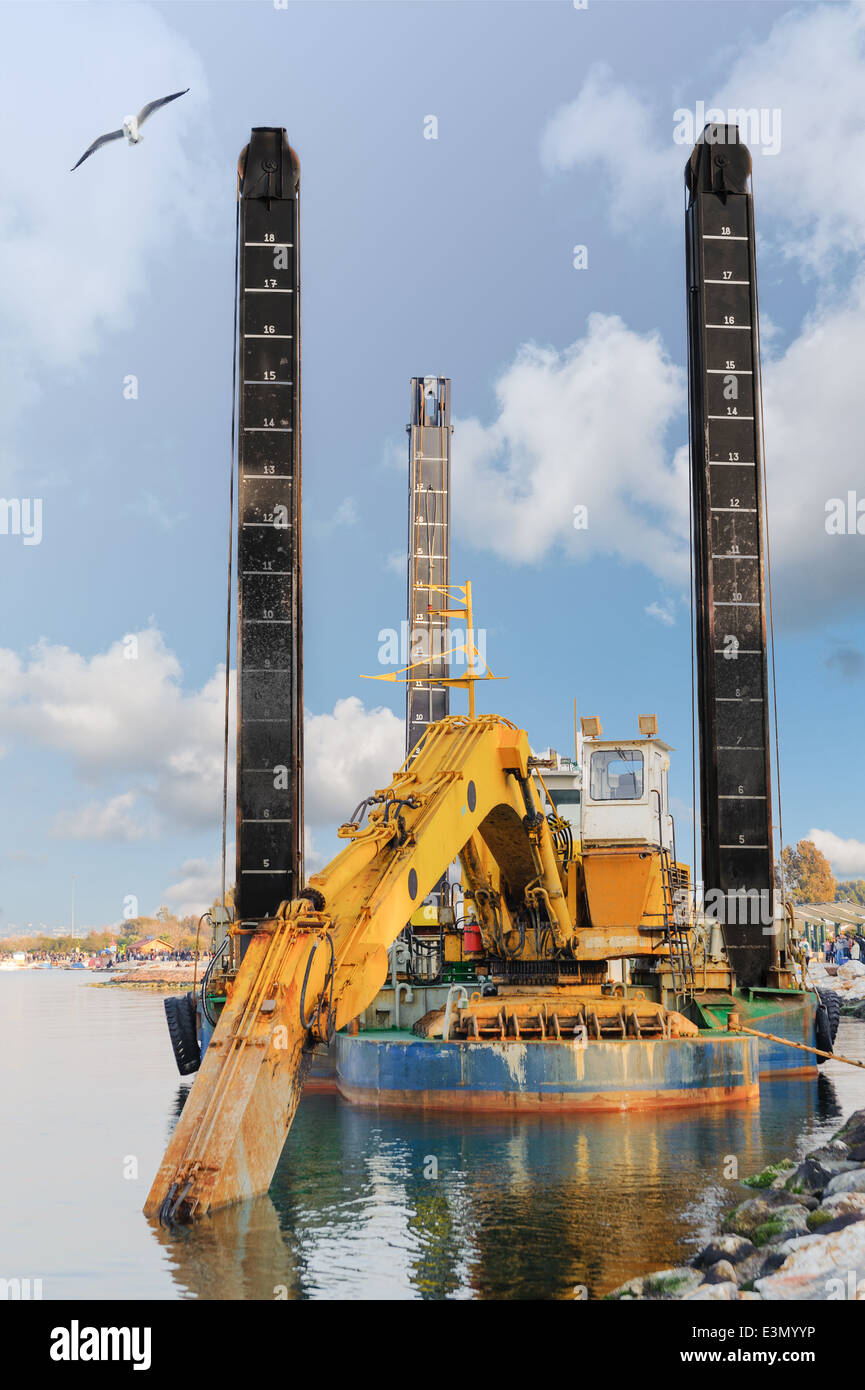 Dredge crane hi-res stock photography and images - Alamy