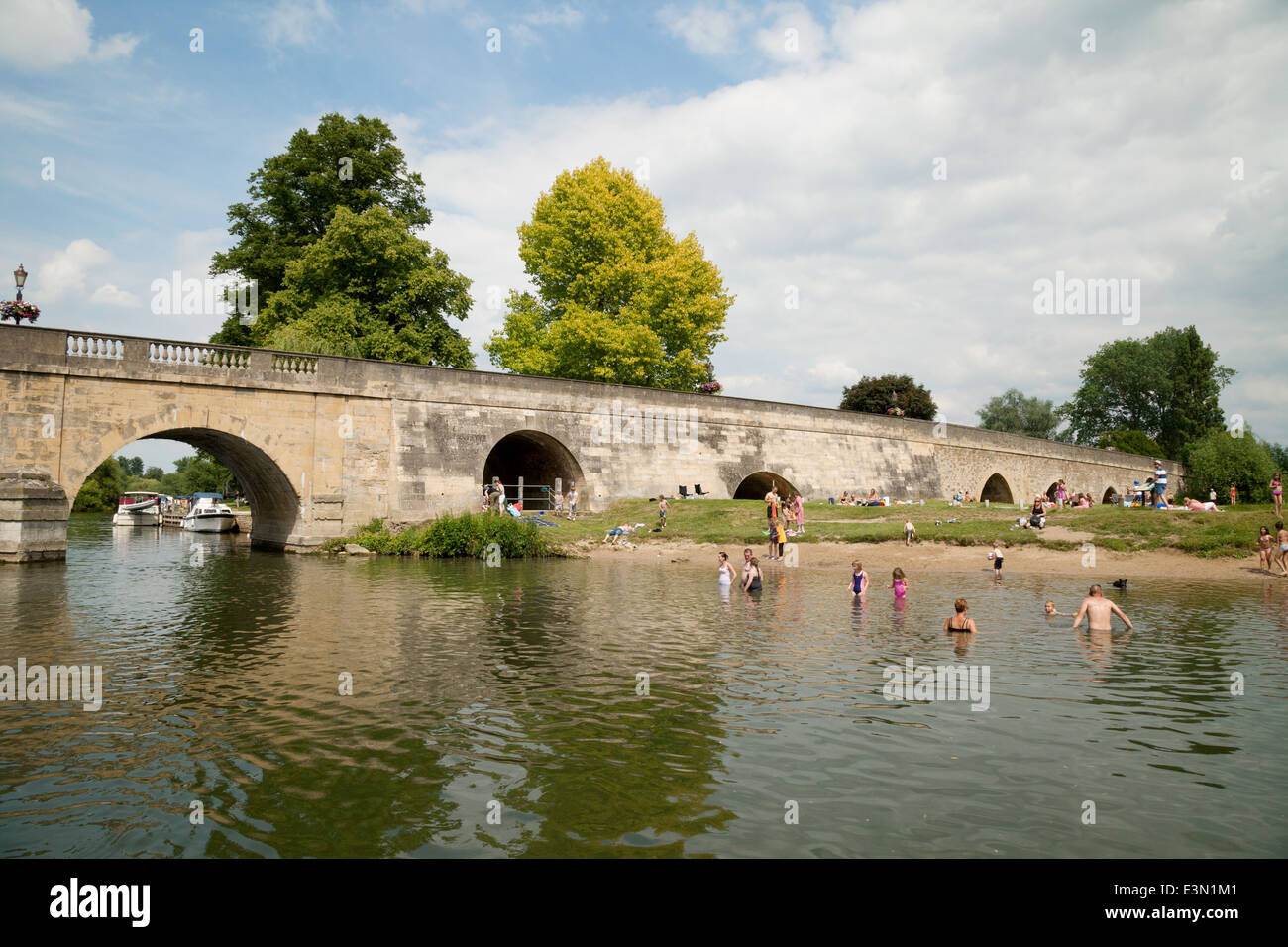 People swimming and bathing in the River Thames at Wallingford ...