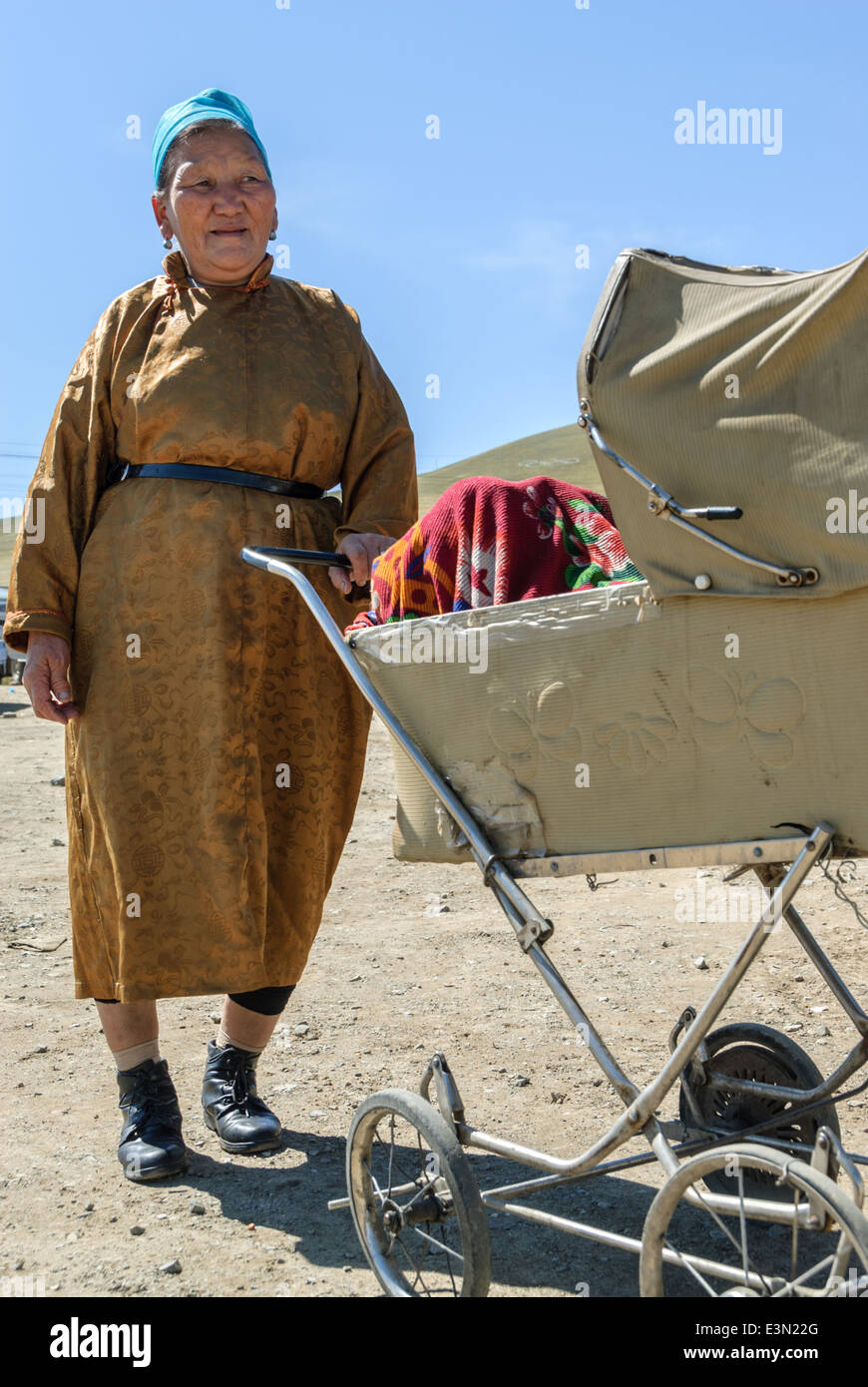 Old Mongolian woman dressed in a traditional way, Tsetserleg, Mongolia ...