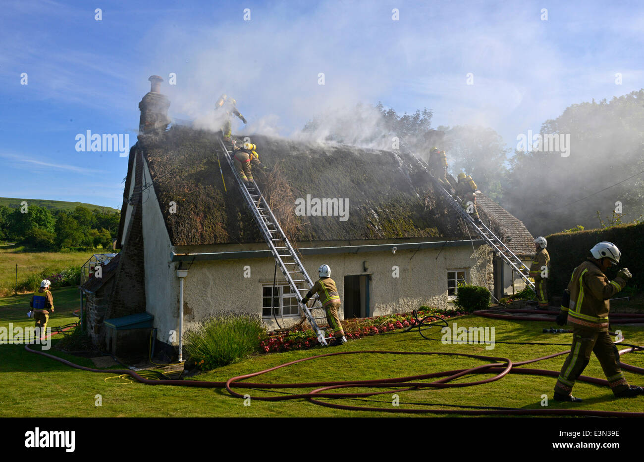 Thatched cottage fire firefighters thatched hi-res stock photography ...