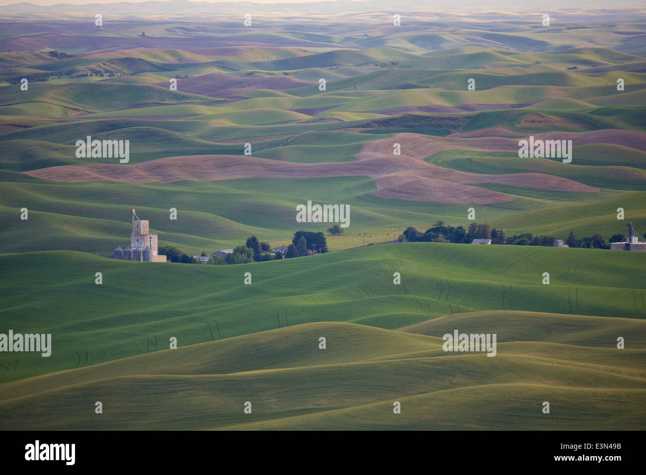 Beautiful country scene of America's heartland, the farming region of ...