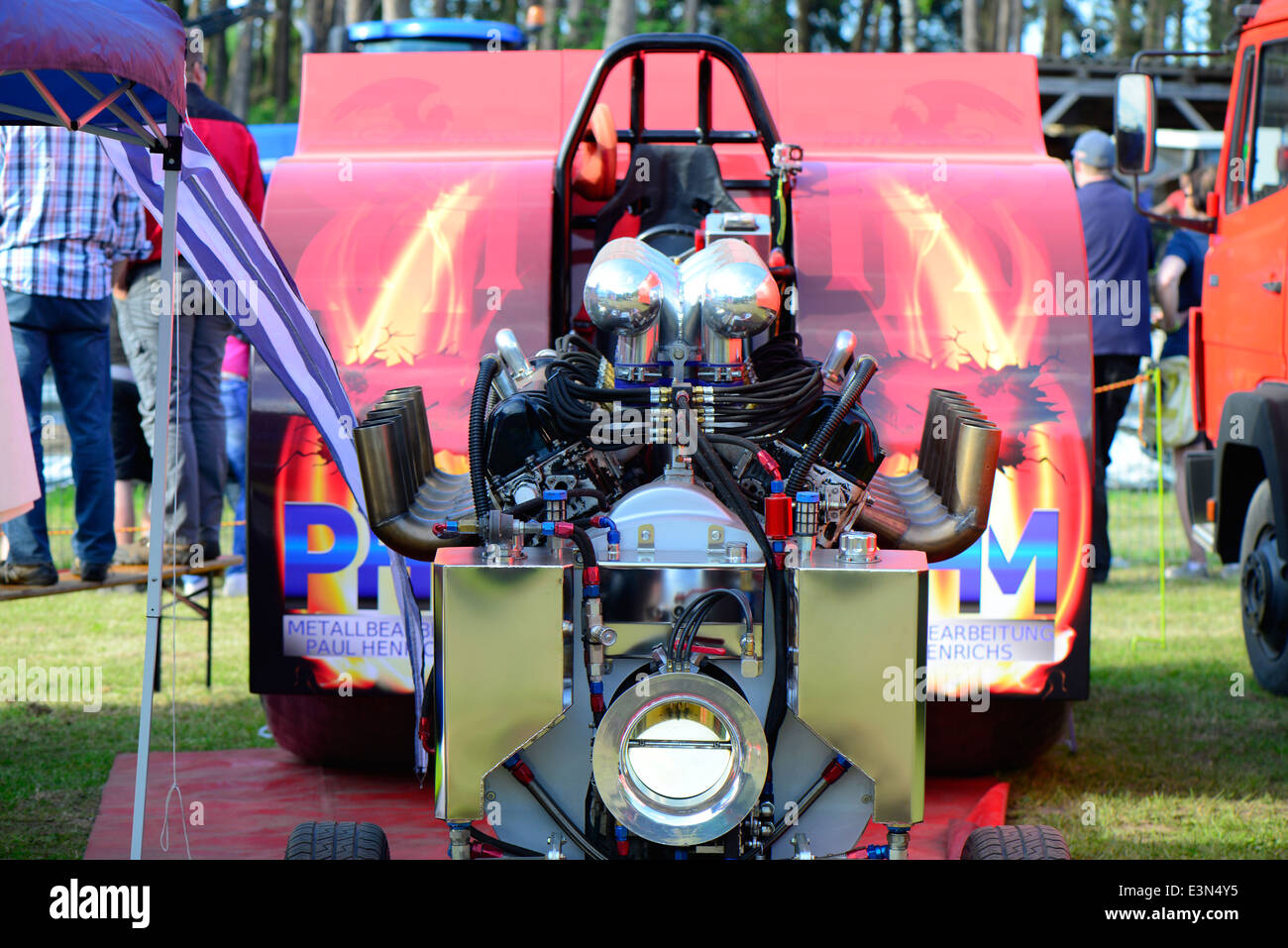 Tractor pulling competition hi-res stock photography and images - Alamy