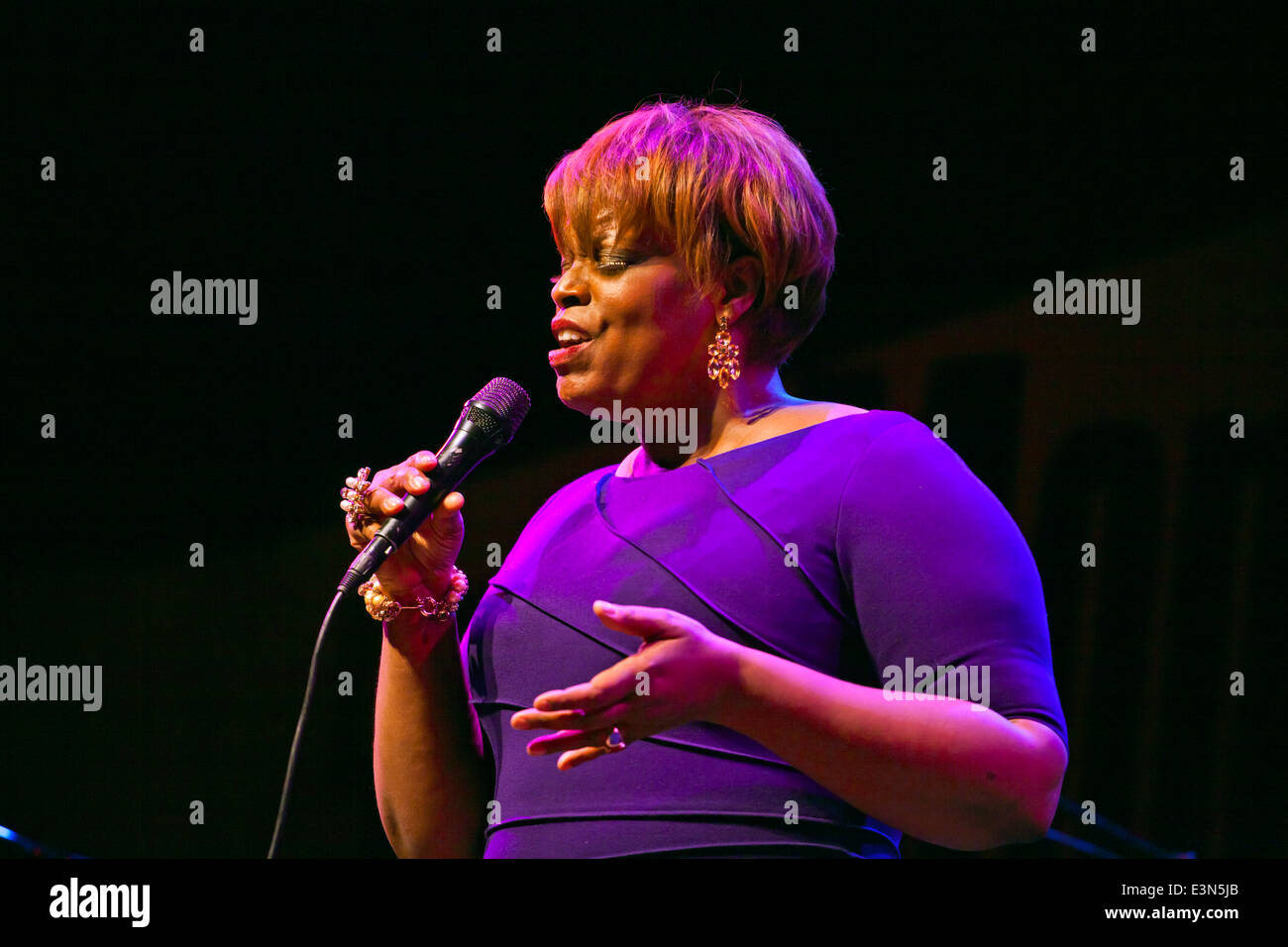 DIANNE REEVES sings on the Jimmy Lyons Stage - 2010 MONTEREY JAZZ ...