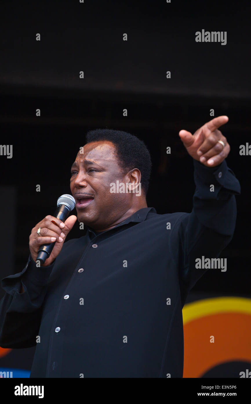 GEORGE BENSON preforms on Jimmy Lyons Stage at the Monterey Jazz ...