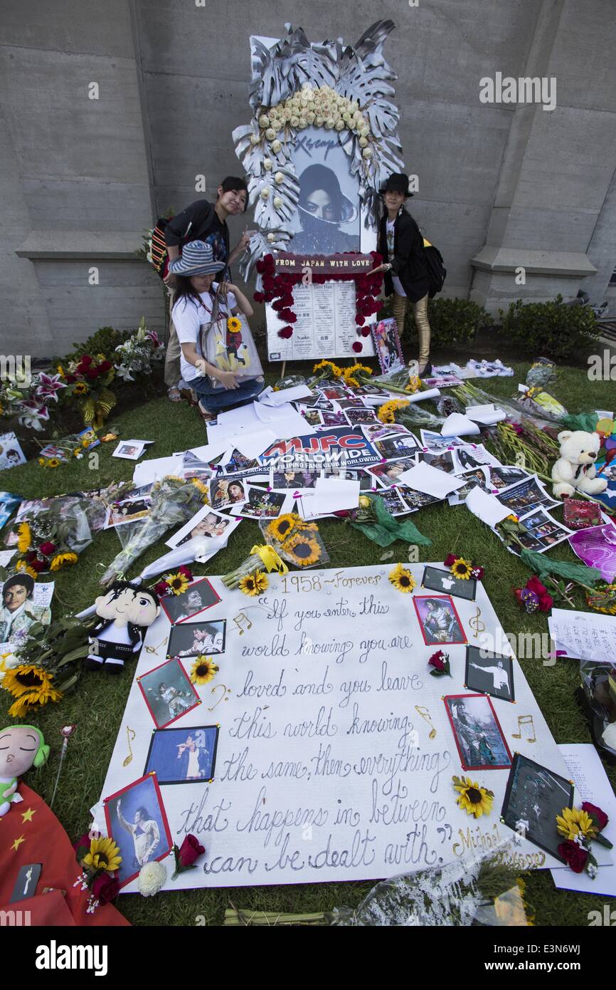 Los Angeles, California, USA. 25th June, 2014. Fans of late pop star ...
