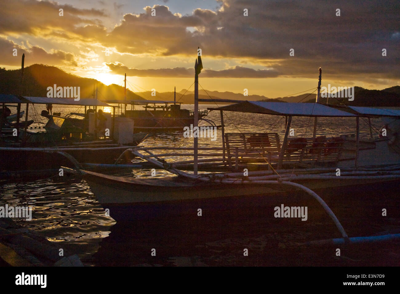 Philippines palawan outrigger fishing boat hi-res stock photography and ...