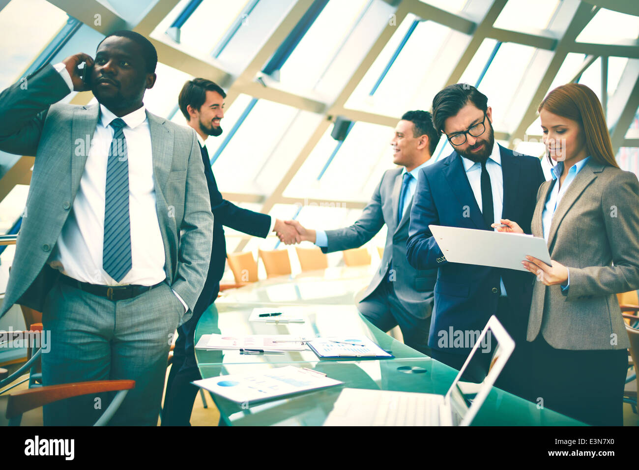 Two employees talking hi-res stock photography and images - Alamy