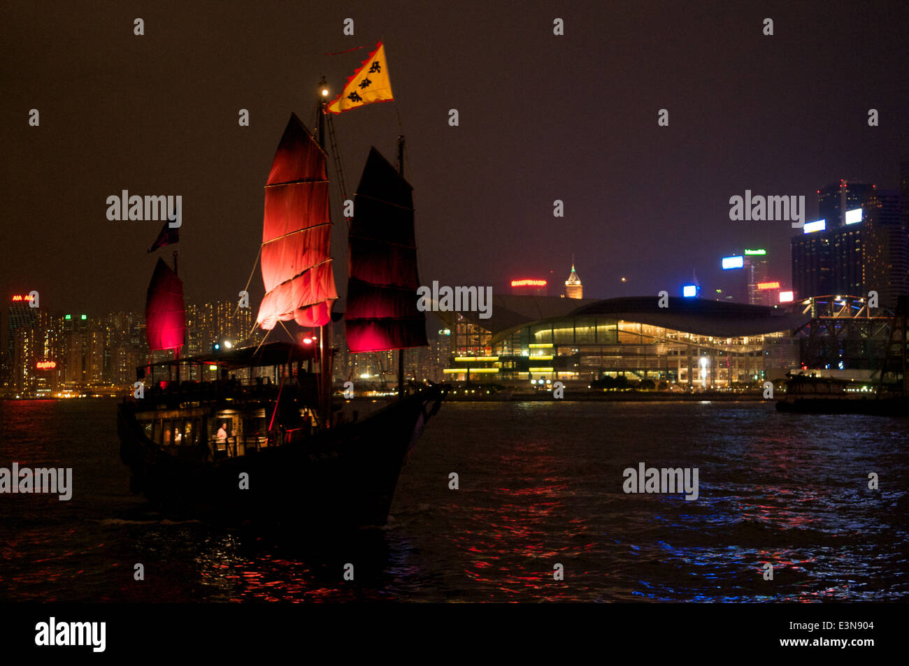 The iconic Chinese red sail junk in Victoria Harbour at night sails ...