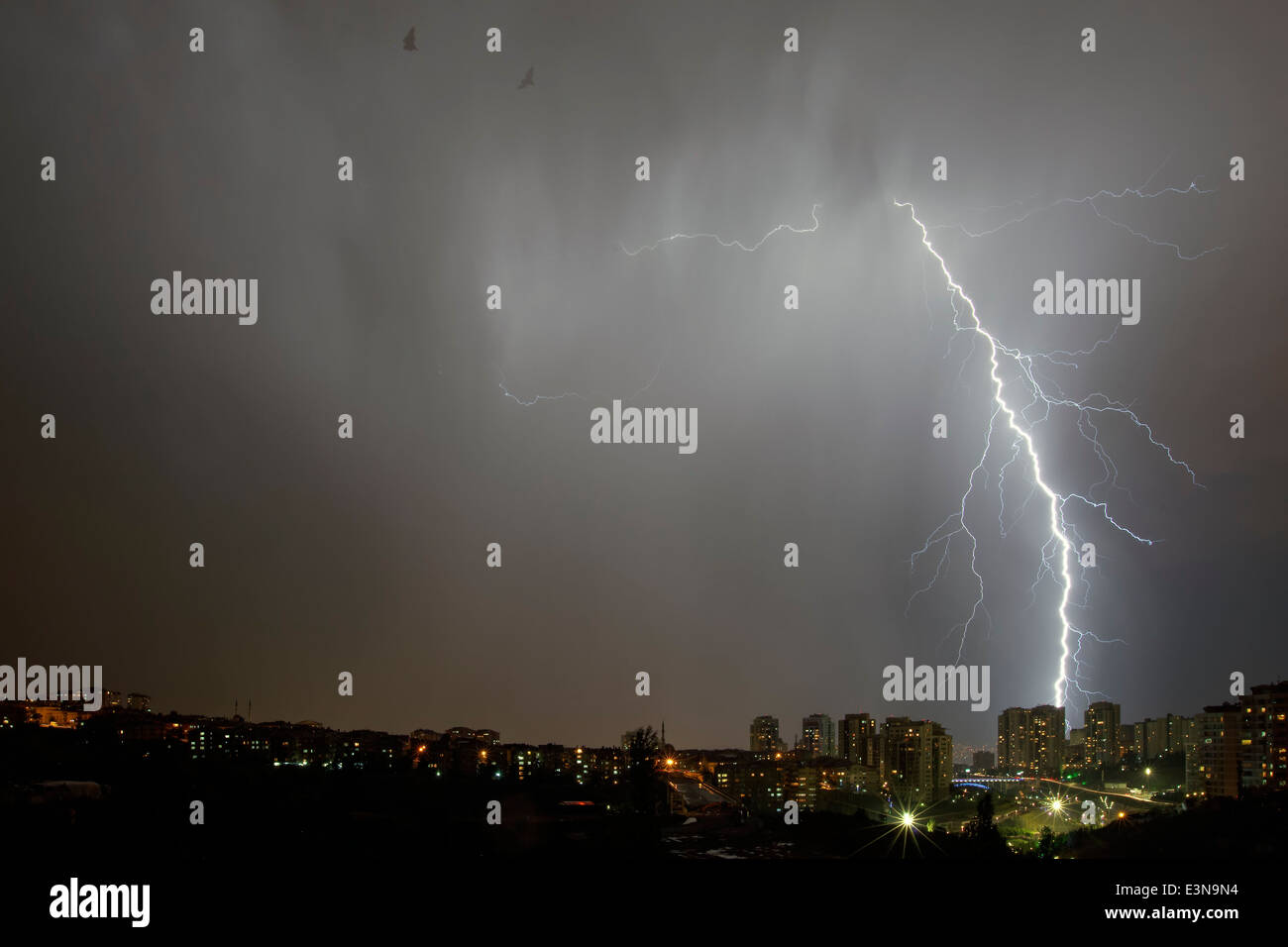 Lightning strike over city hi-res stock photography and images - Alamy