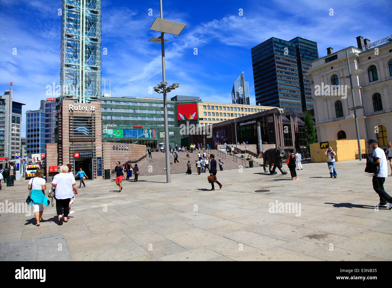 The area in front of the Central railway station of Oslo. Photo: Klaus ...