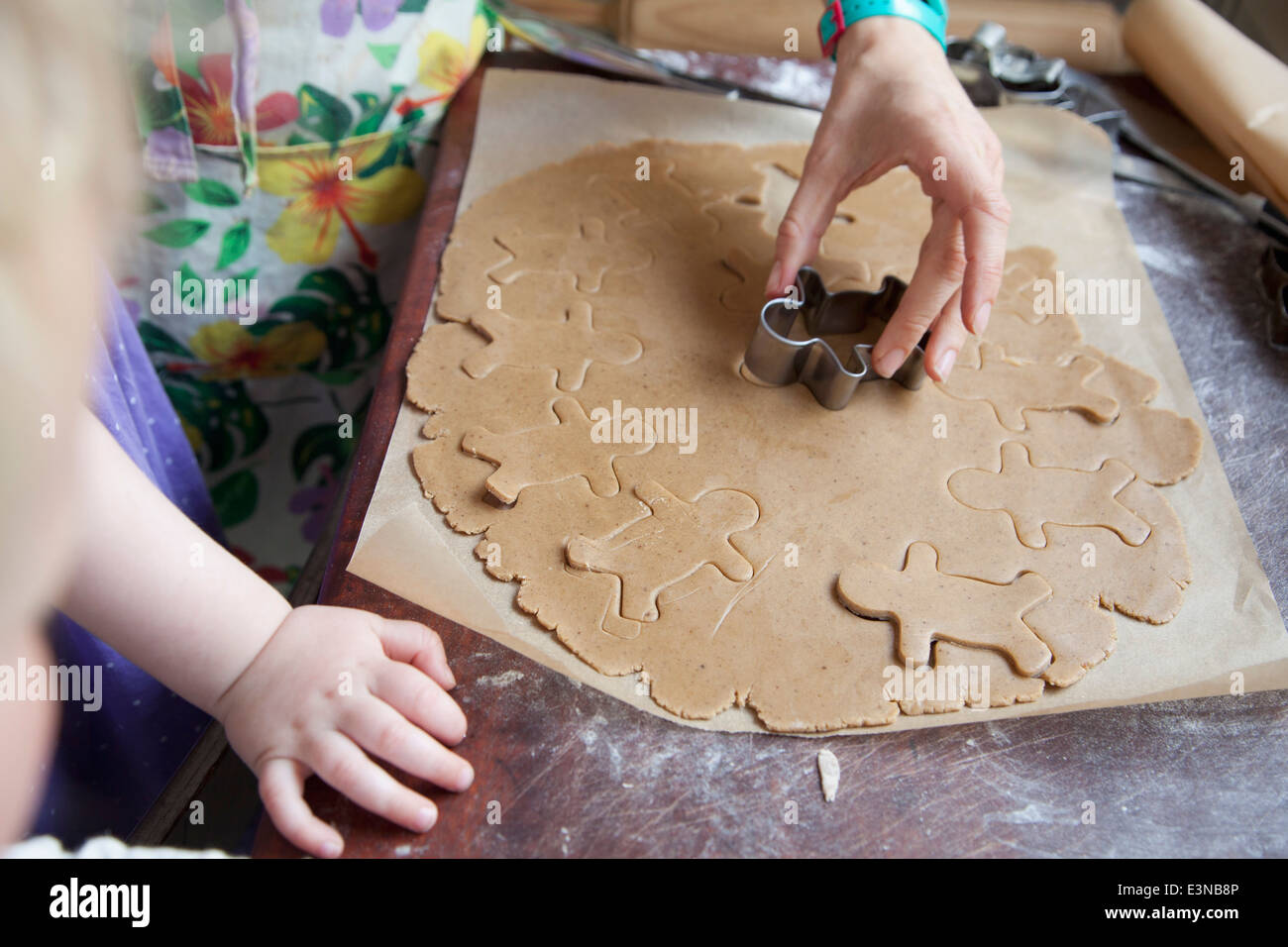 A mother and daughter making gingerbread cookies Stock Photo - Alamy