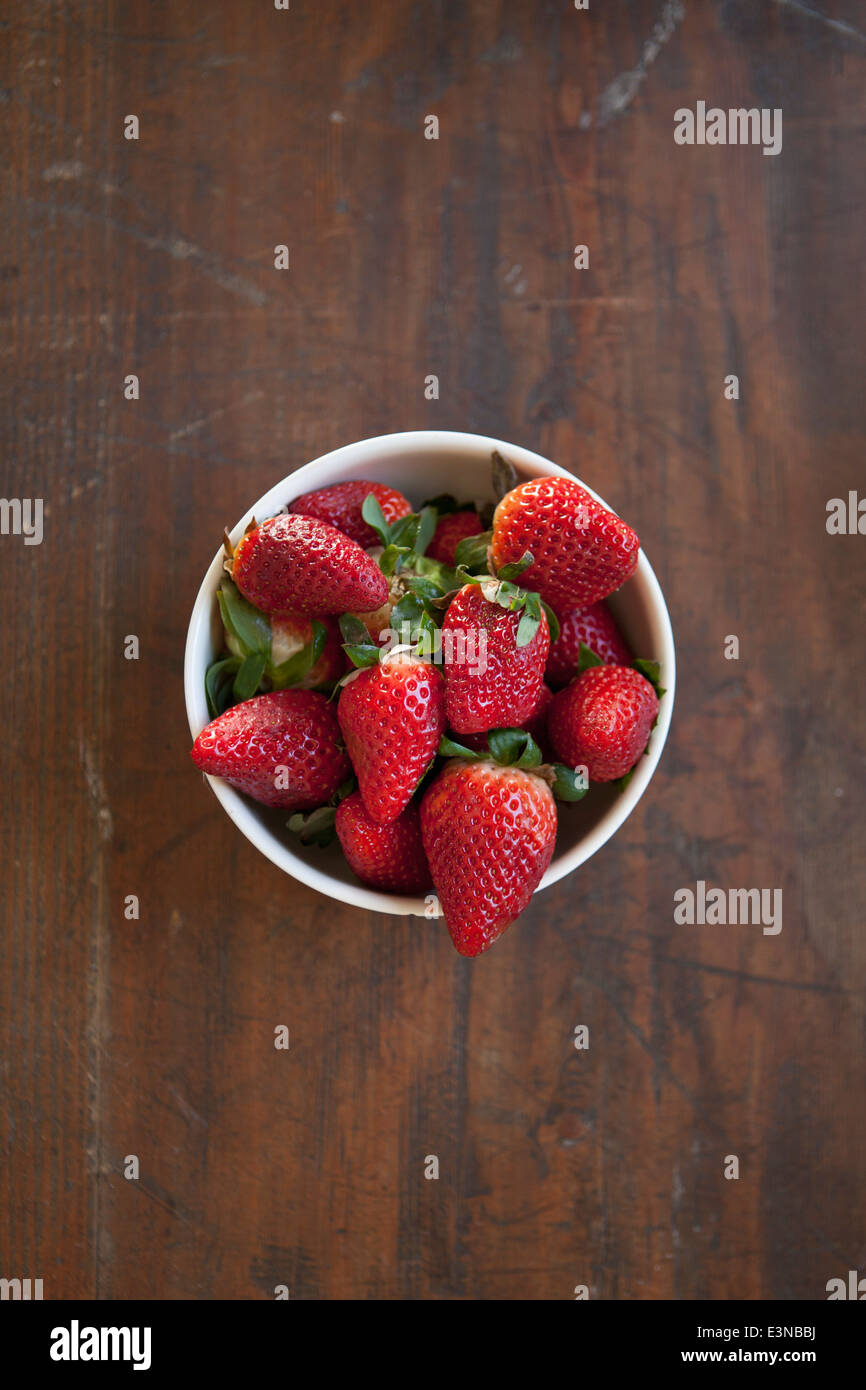Directly above shot of strawberries in bowl on table Stock Photo - Alamy