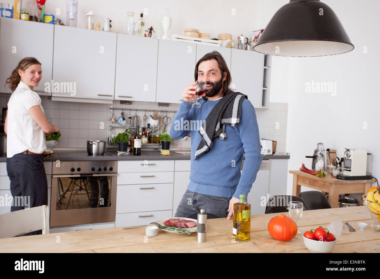 Smiling women in kitchen hi-res stock photography and images - Alamy