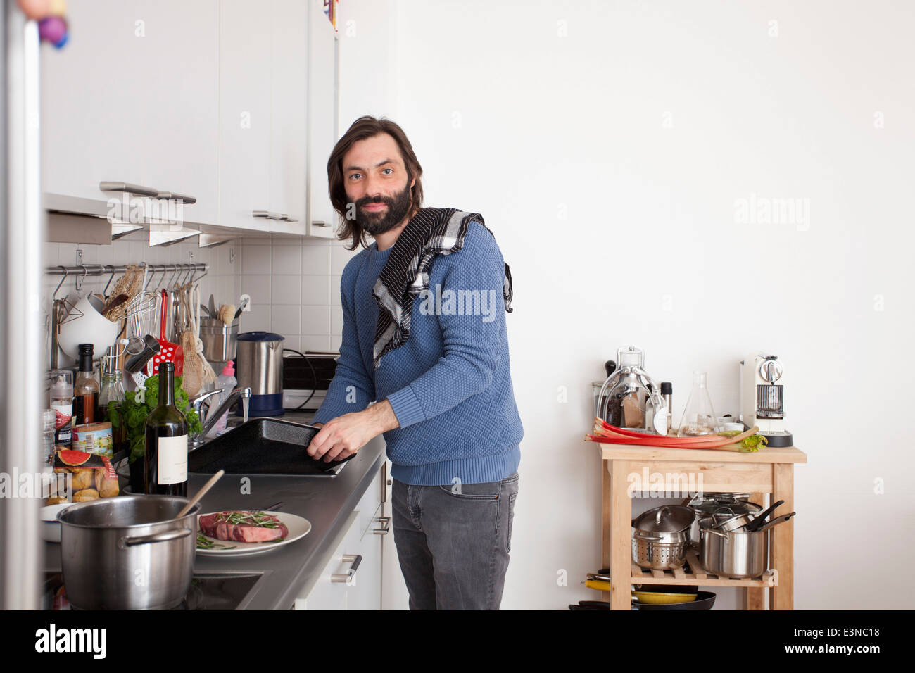 Portrait of man preparing food in domestic kitchen Stock Photo - Alamy