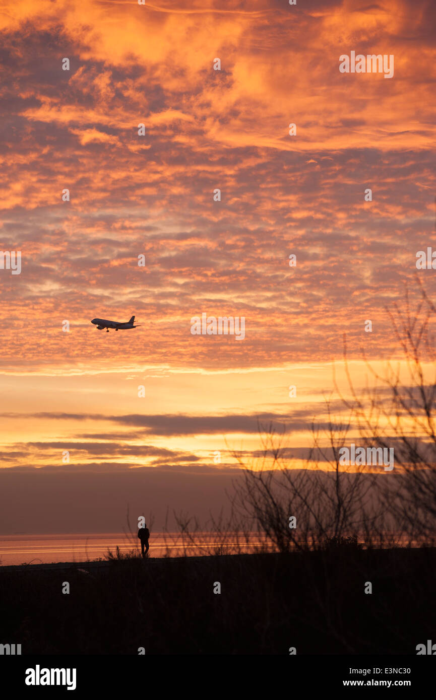 Airplane sunset sky hi-res stock photography and images - Alamy