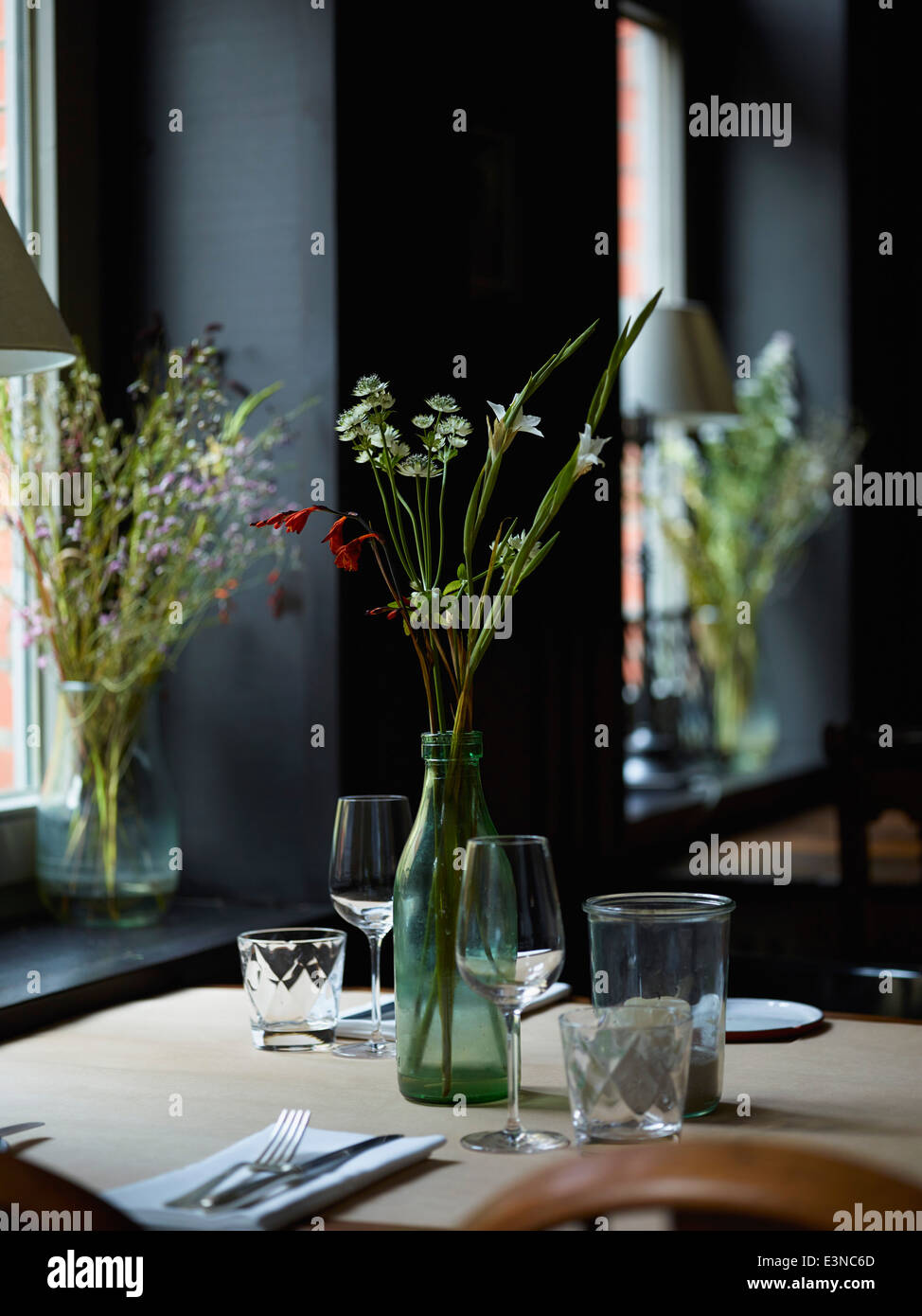 Arranged restaurant table Stock Photo - Alamy