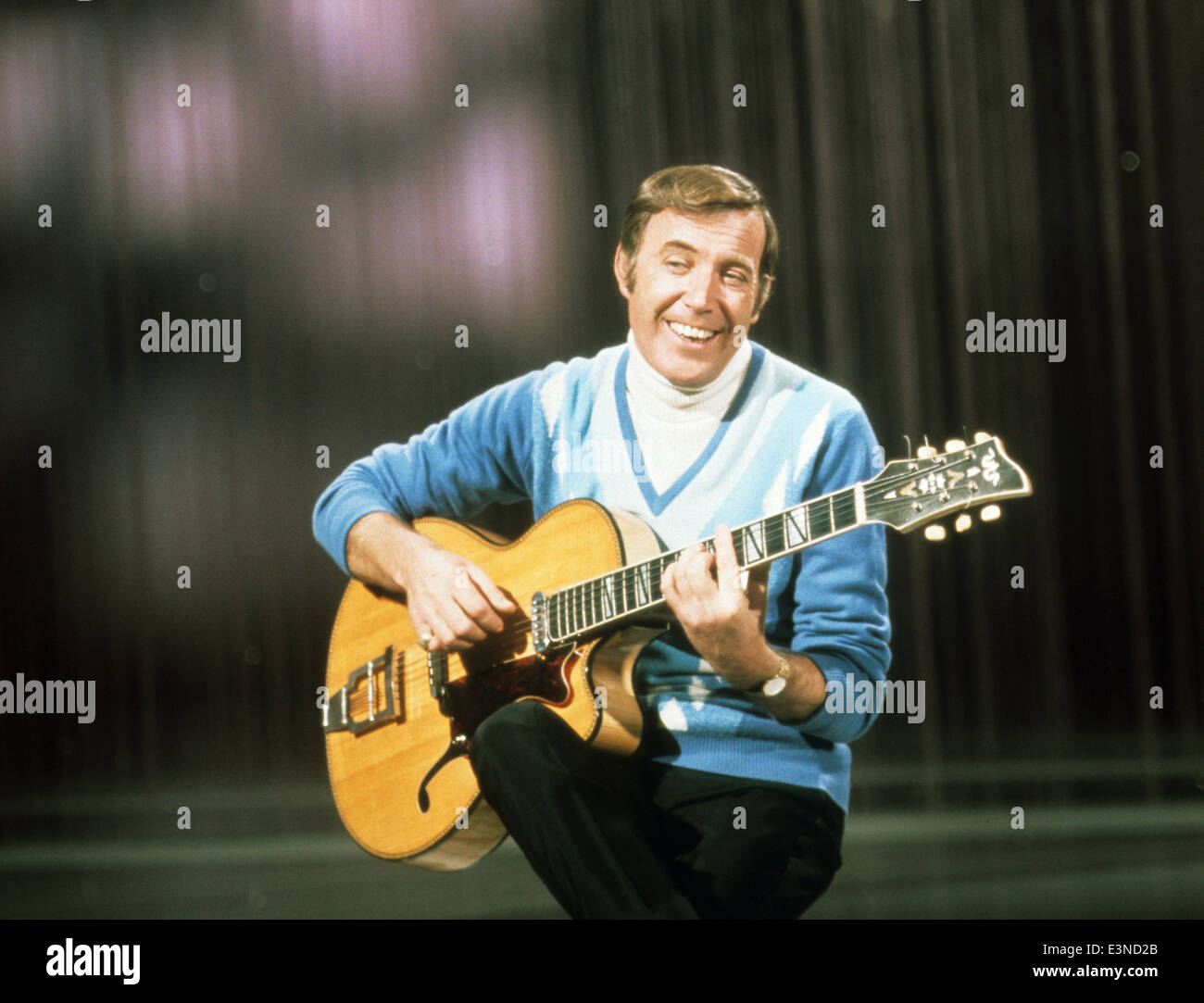 VAL DOONICAN Irish entertainer about 1965 Stock Photo - Alamy