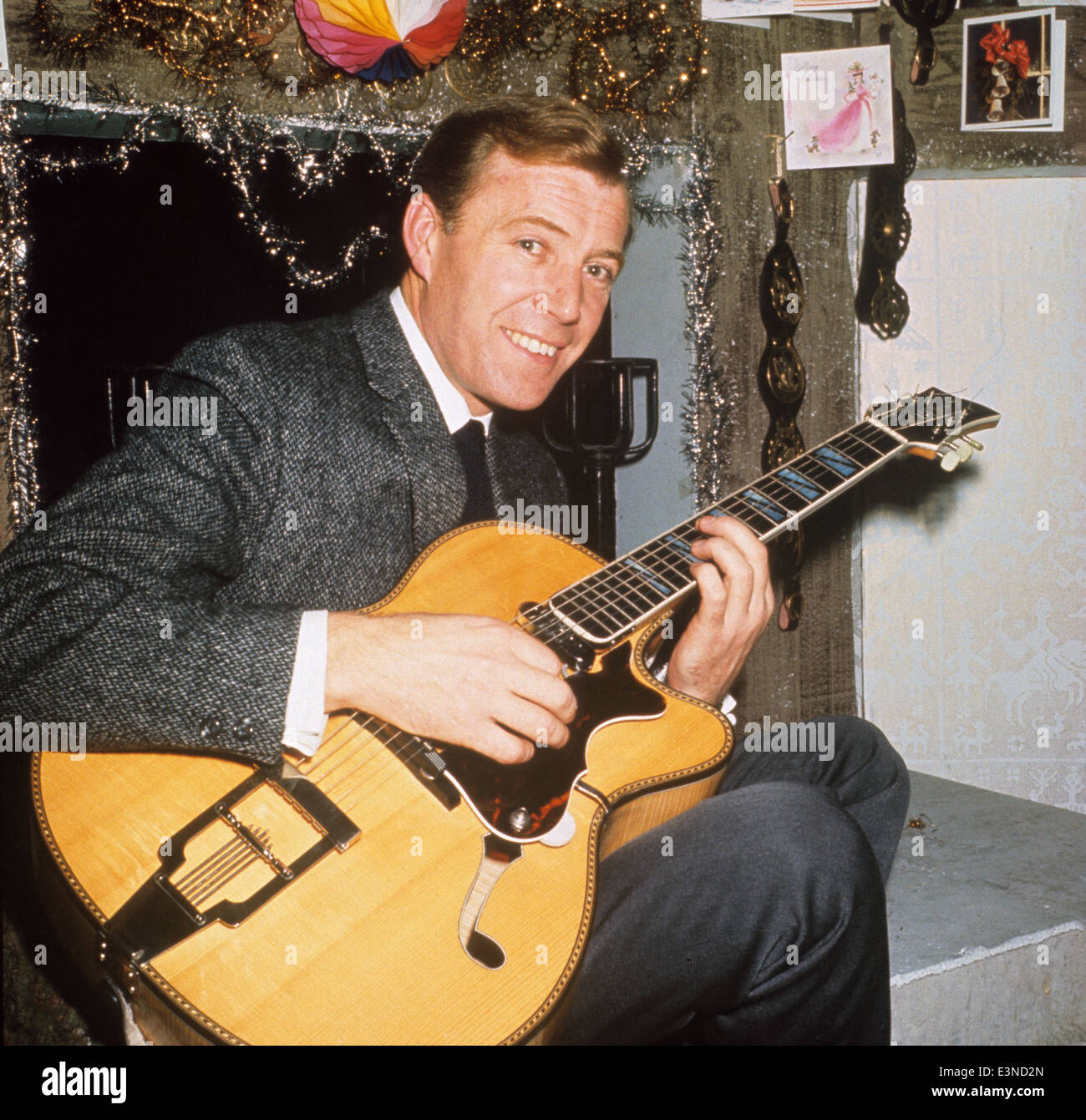 VAL DOONICAN Irish entertainer about 1965 Stock Photo - Alamy