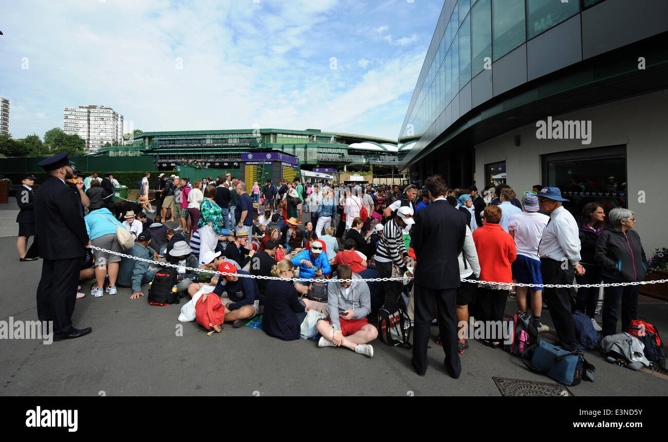 WIMBLEDON CROWD AWAITING ENTRY THE WIMBLEDON CHAMPIONSHIPS 20 THE ALL ...