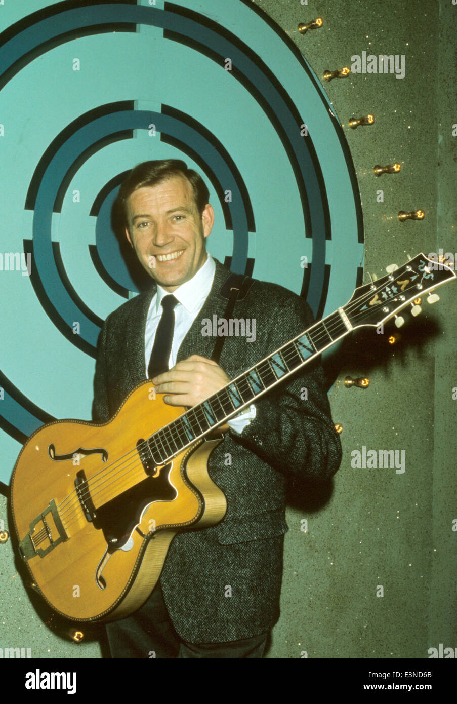 VAL DOONICAN Irish entertainer about 1965 Stock Photo - Alamy