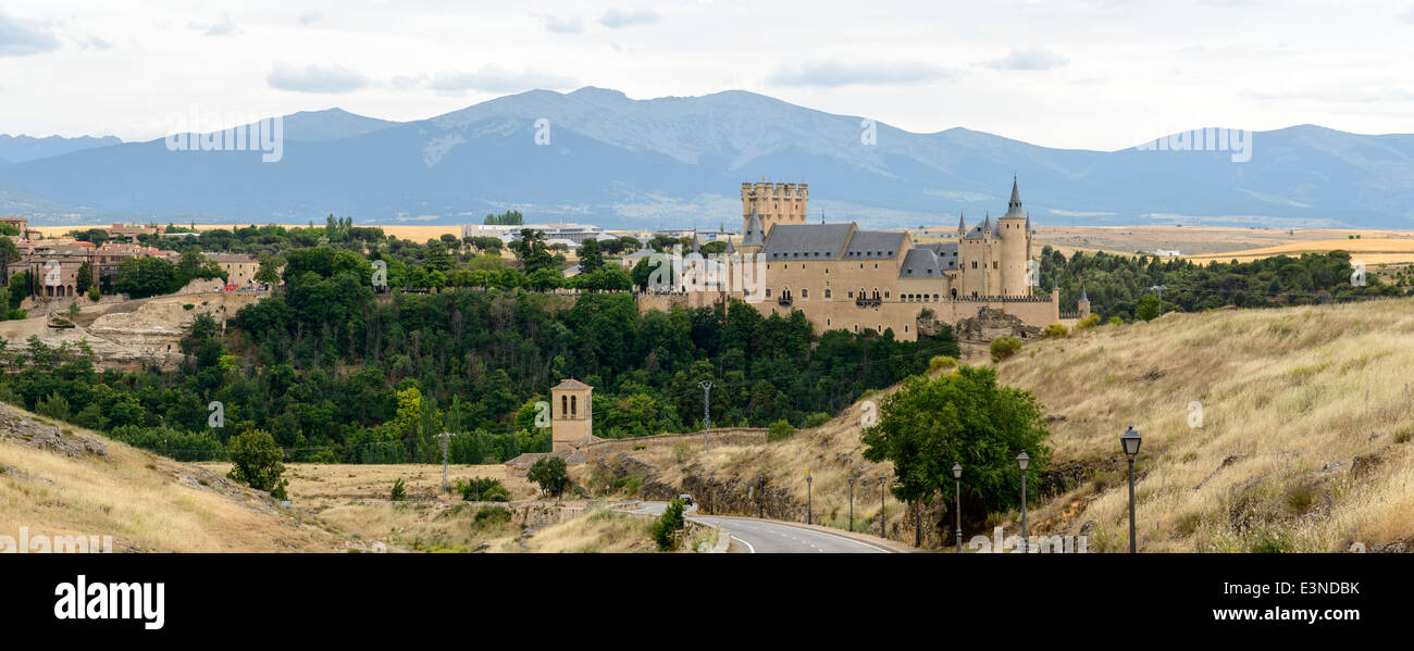 Panoramic view of the Alcázar de Segovia from Zamarramala town Stock ...