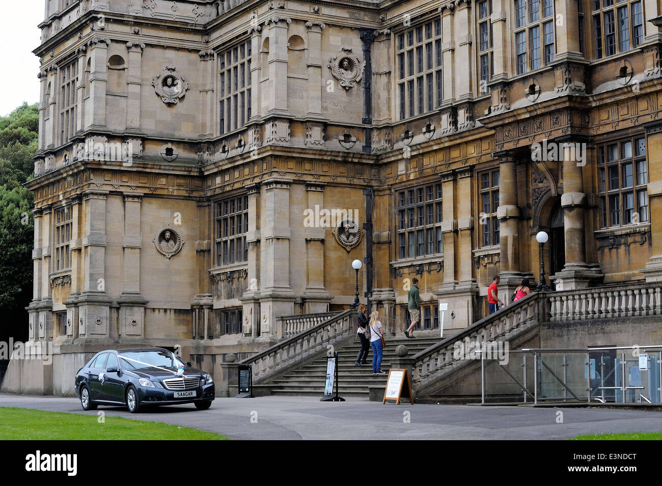 Car outside house uk hi-res stock photography and images - Alamy
