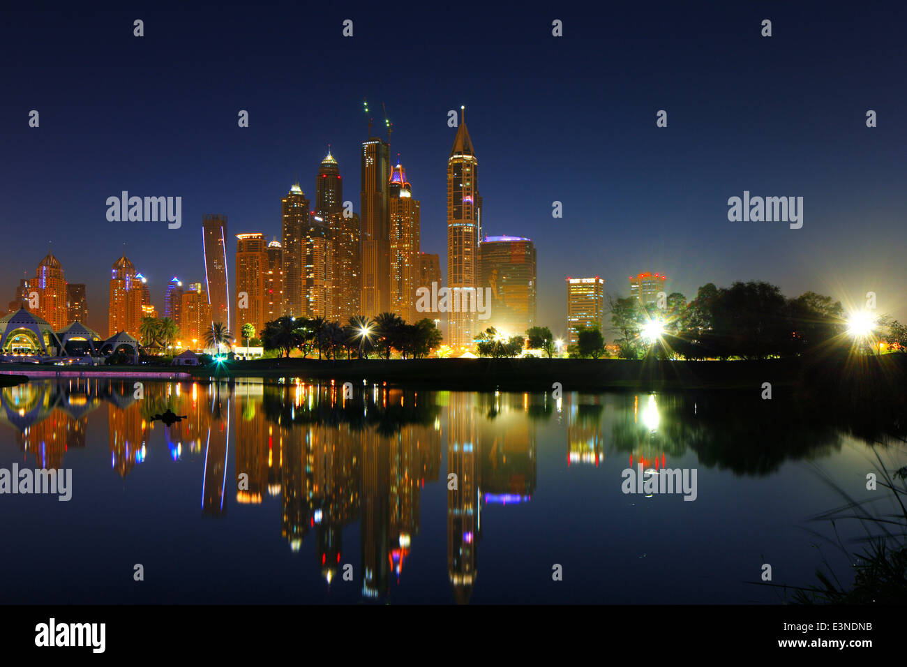 Night view on dubai marina skyscrapers hi-res stock photography and ...