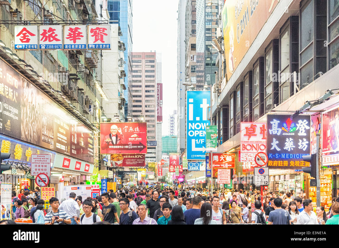 Crowded place hi-res stock photography and images - Alamy