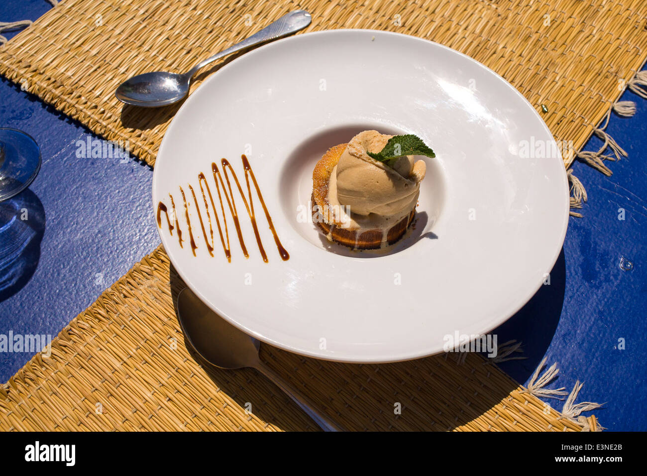 Two spoons hi-res stock photography and images - Alamy