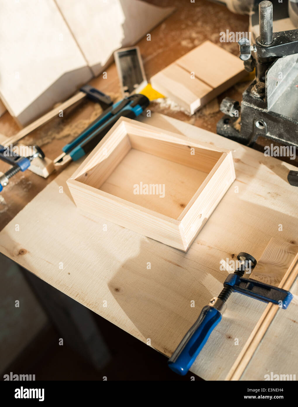 Carpenter making table hi-res stock photography and images - Alamy
