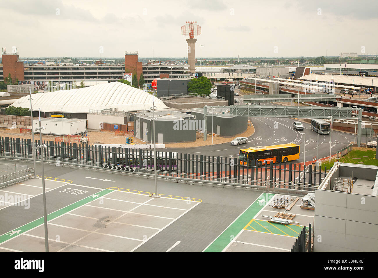 Queens building heathrow hi-res stock photography and images - Alamy