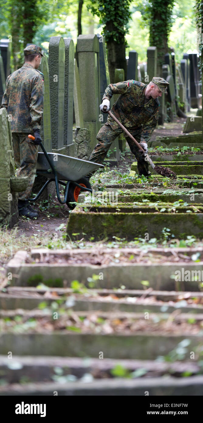 Berlin, Germany. 26th June, 2014. German soldiers distribute mulch on ...