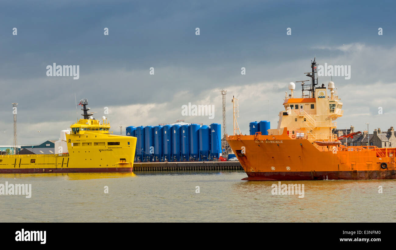 NORTH SEA OIL SERVICE VESSELS BERTHED INSIDE ABERDEEN HARBOUR SCOTLAND ...