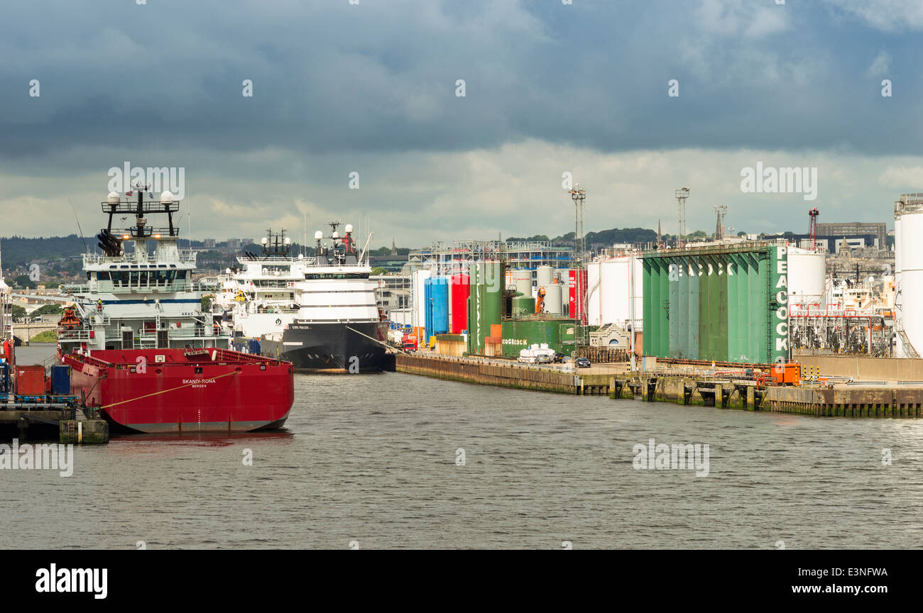 NORTH SEA OIL SERVICE VESSELS INSIDE ABERDEEN HARBOUR SCOTLAND Stock ...