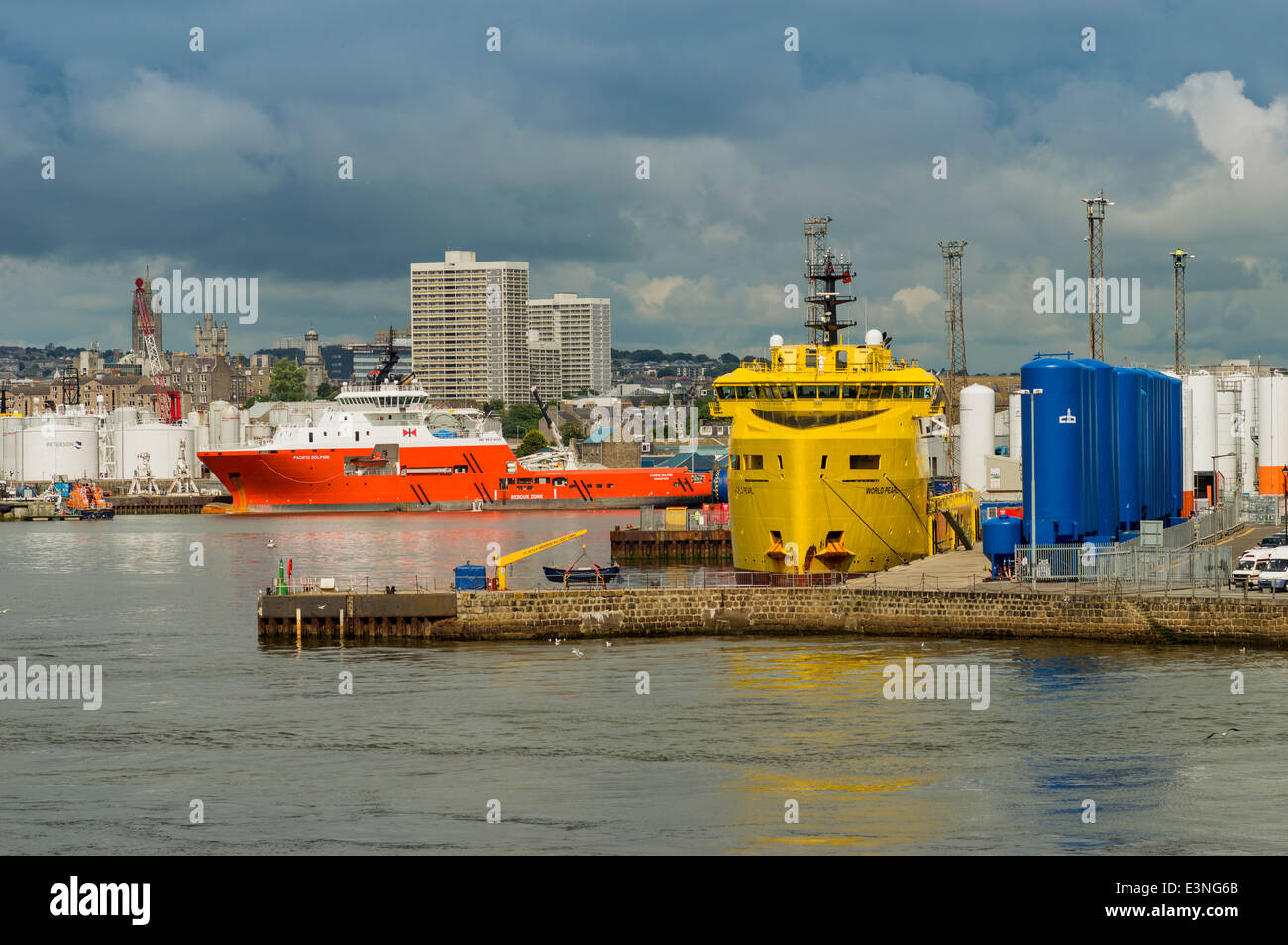 Berthed oil rig hi-res stock photography and images - Alamy