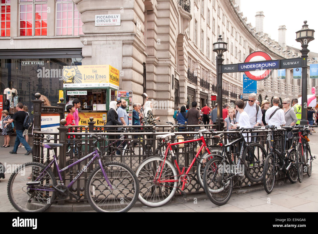 Piccadilly circus underground station hi-res stock photography and images - Alamy