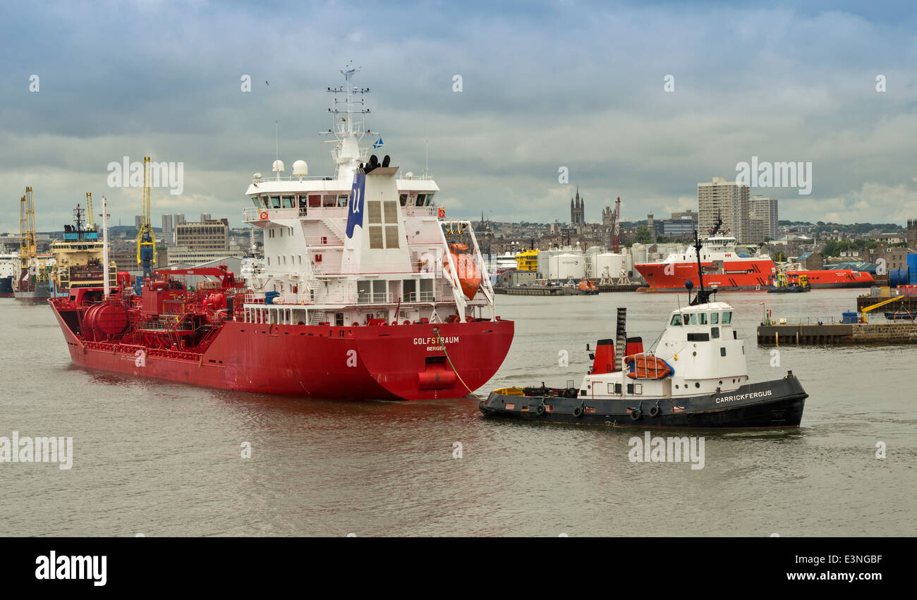 NORTH SEA OIL RIG SUPPORT VESSEL AND TUG IN ABERDEEN HARBOUR SCOTLAND ...