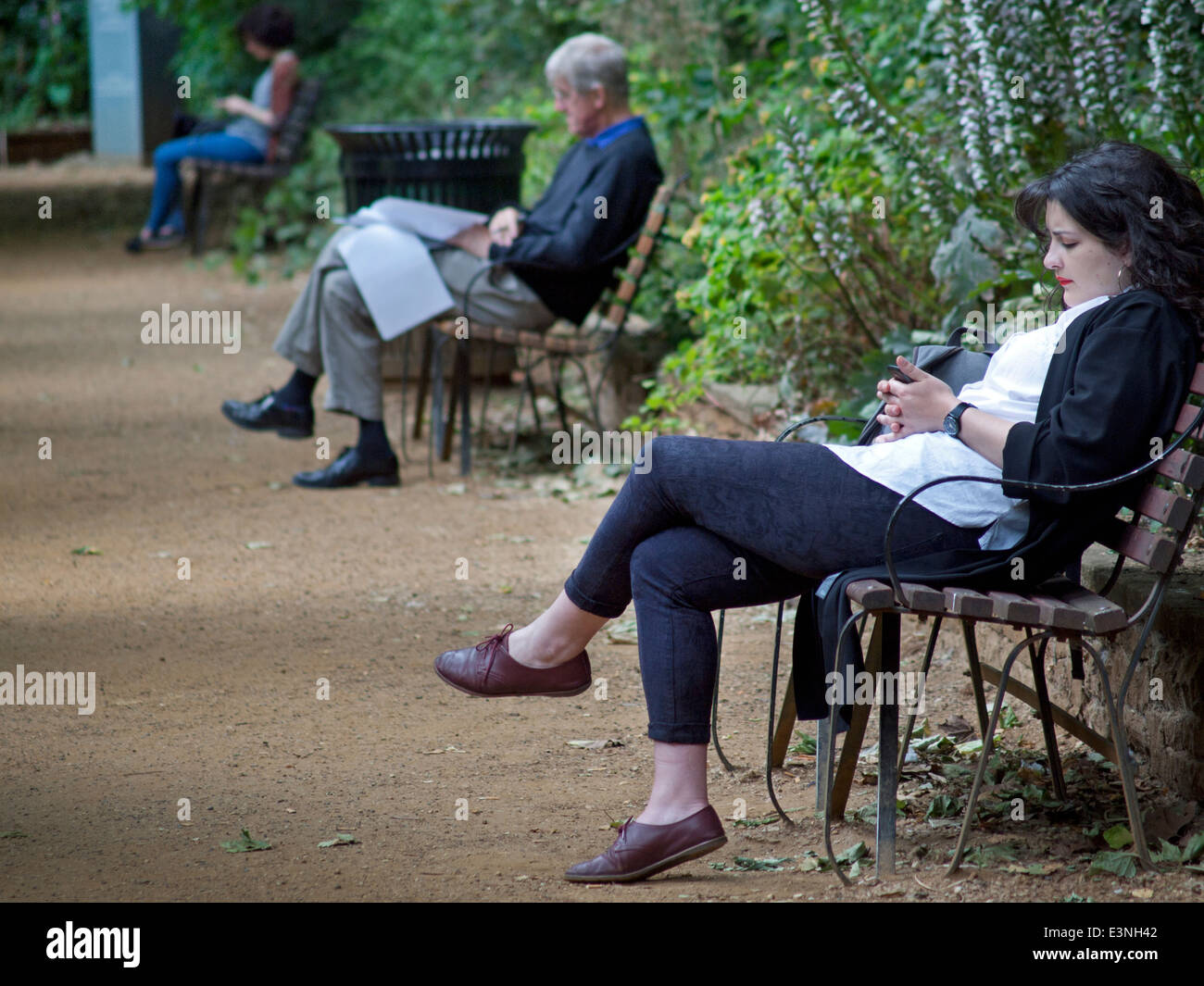 Sitting in Gordon Square Garden in Bloomsbury, London Stock Photo - Alamy