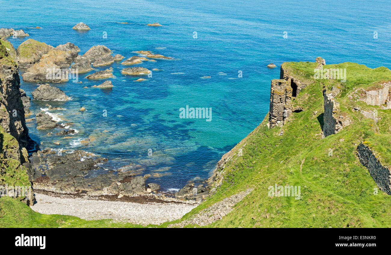 RUINS OF FINDLATER CASTLE NEAR PORTSOY ON THE ABERDEENSHIRE COAST ...