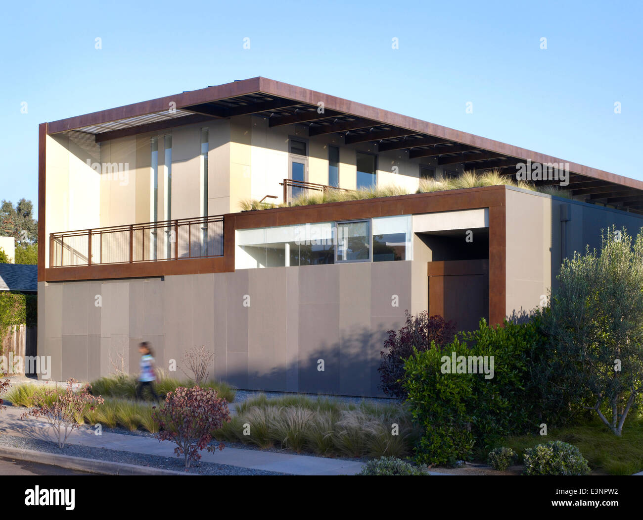 Garden exterior of Yin Yang House, Venice, California, USA Stock Photo ...